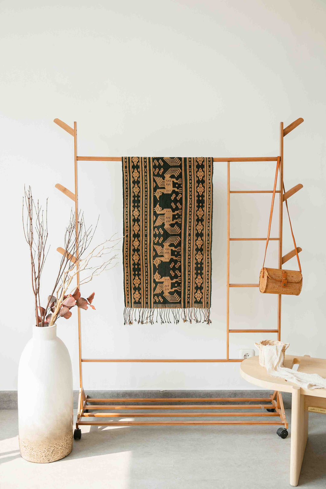 Tenun – The Batik Library : Indonesian Craft Stories