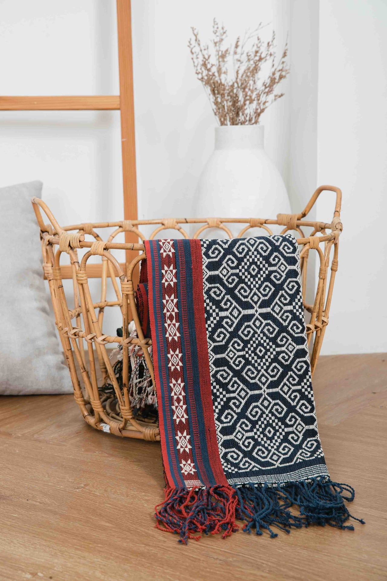Tenun – The Batik Library : Indonesian Craft Stories